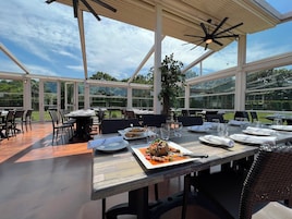 Pequenos-almoços servidos, com espaço para refeições ao ar livre