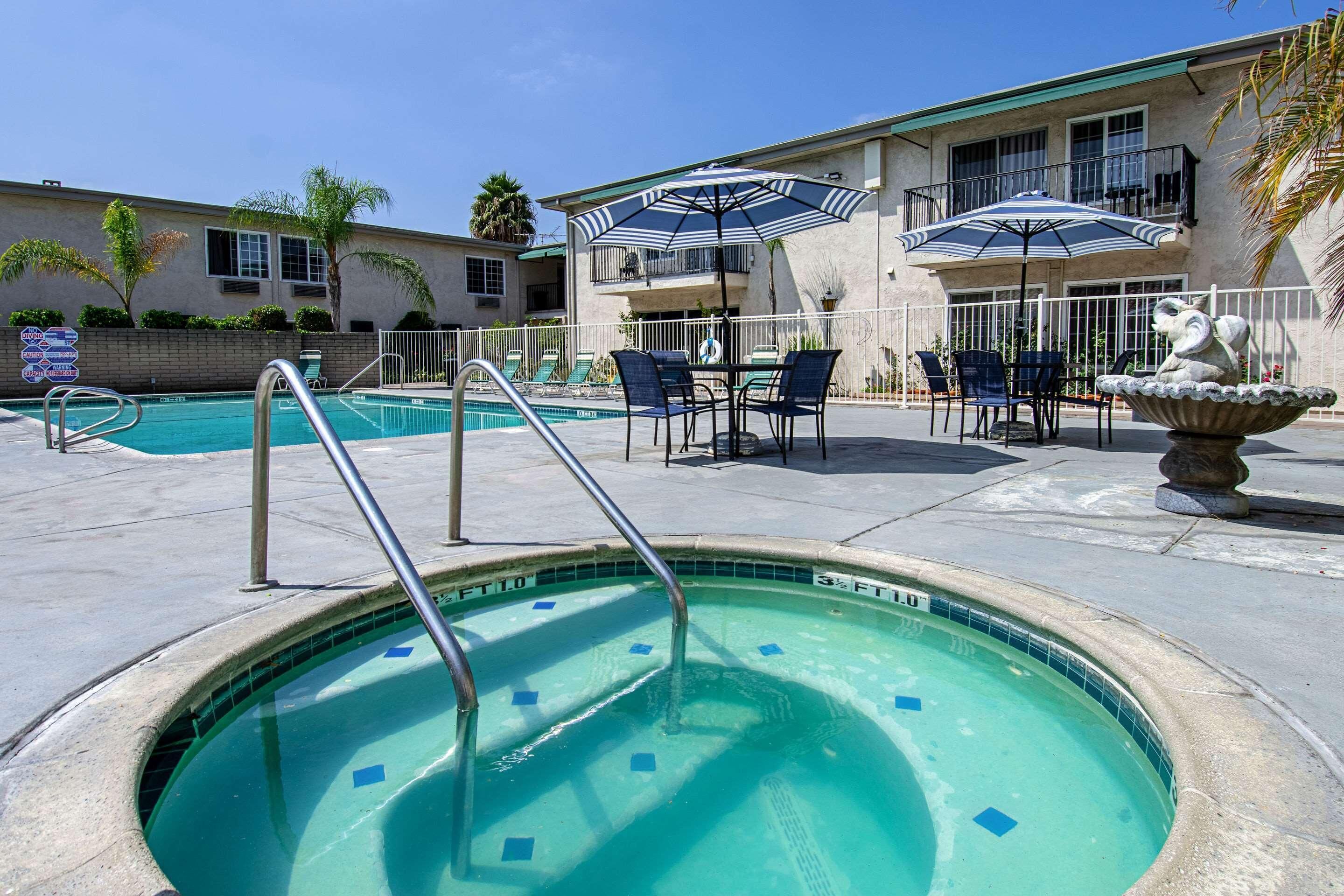 Piscina exterior, espreguiçadeiras 