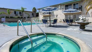 Piscina exterior, espreguiçadeiras