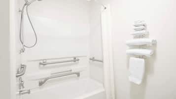 Quarto, 1 cama king-size, acessível, não fumadores (Mobility) | Casa de banho | Um polibã e uma banheira separados, artigos de higiene pessoal grátis