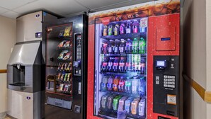 Máquina automática de vendas com seção de Coca-Cola bem gelada e um distribuidor de bebidas.