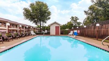 Piscina exterior, espreguiçadeiras