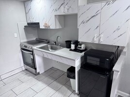 Quarto, 2 camas Queen, acessível, para não fumantes (Mobility/Hearing/Roll-In Shower) | Ferros/tábuas de passar roupa, Wi-Fi de cortesia, roupa de cama