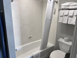 Quarto, 2 camas queen-size, não fumadores | Casa de banho | Uma combinação polibã/banheira, artigos de higiene pessoal grátis