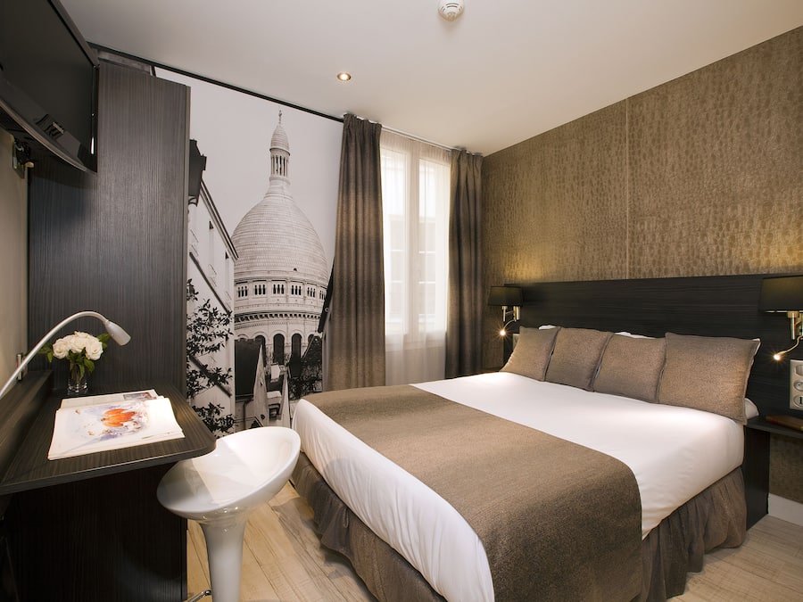 Quarto casal | Cofres nos quartos, escrivaninha, cortinas blackout