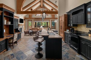 Suite, 2 quartos, varanda, vista para o campo de golfe | Roupa de alta qualidade, cofre no quarto, secretária 