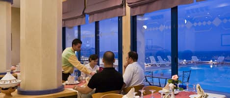 Almoços e jantares servidos, incluindo cozinha internacional