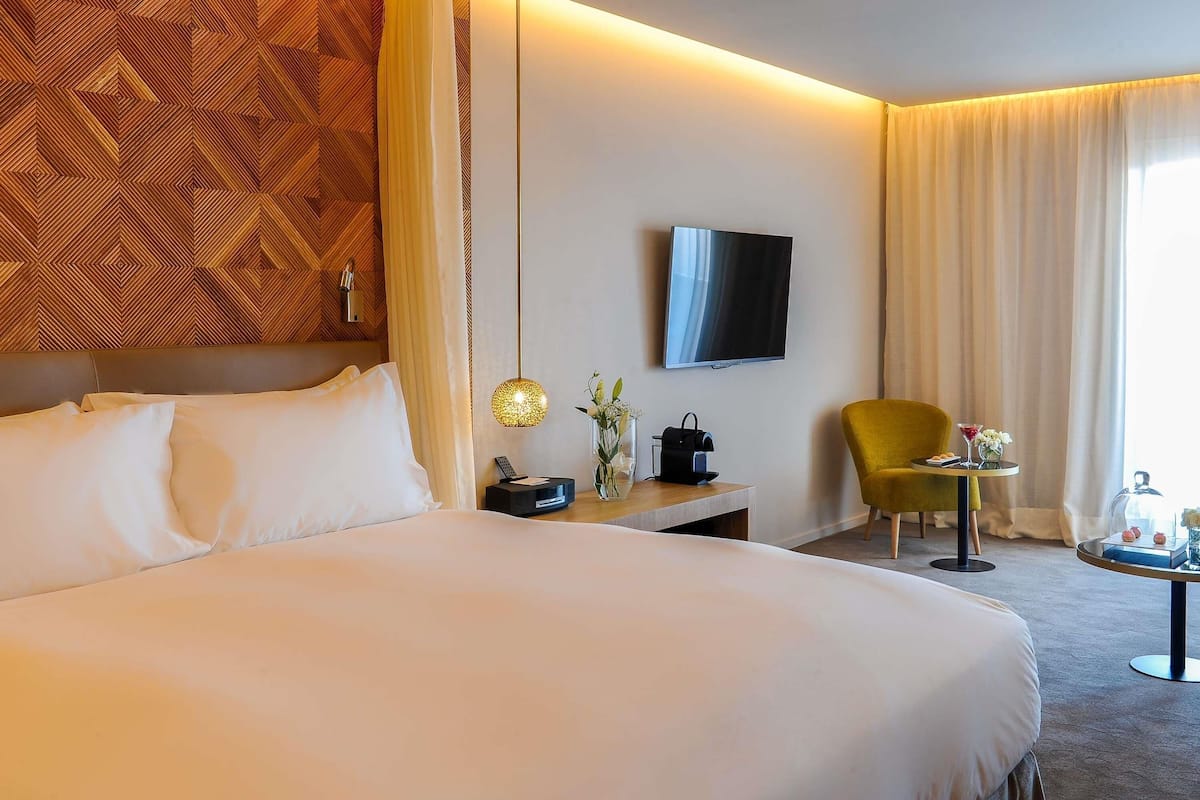 Suíte júnior, 1 cama King (Contemporary) | 1 quarto, roupas de cama premium, edredons de pluma