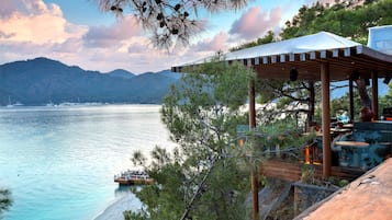 Serviço de café da manhã, almoço, jantar; vistas para o mar