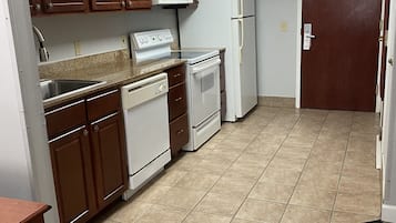 Estúdio Básico, 2 camas queen-size, não fumadores, kitchenette | Cozinha privada | Um frigorífico/congelador grande, um micro-ondas, um forno