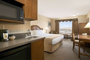 Escrivaninha, cortinas blackout, ferros/tábuas de passar roupa