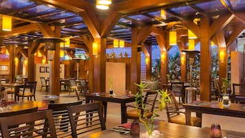 4 restaurantes, pequenos-almoços servidos, cozinha internacional