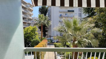 Quarto Clássico, varanda, vista para o jardim | Roupa de alta qualidade, minibar, cofre no quarto, secretária