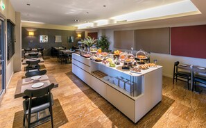 Pequeno-almoço tipo buffet diário (12 EUR por pessoa) 