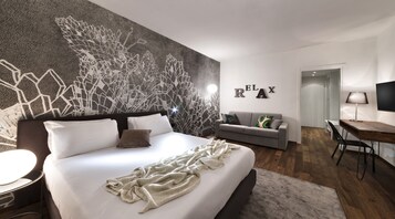 Suite Júnior, 1 cama king-size e sofá-cama, banheira de hidromassagem (Jacuzzi) | Edredões de penas, minibar, cofre no quarto, secretária 