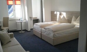 Frigobar, cofres nos quartos, escrivaninha, Wi-Fi de cortesia