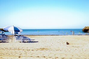 Na praia, areia branca 