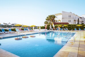 Piscina externa sazonal, guarda-sóis, espreguiçadeiras