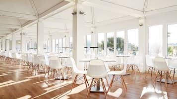 Pequenos-almoços, almoços e jantares servidos