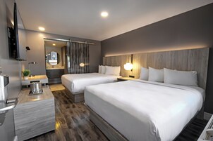 Poolside Double Queen, 2 Queen Beds (21 & Over) | Escrivaninha, espaço de trabalho para notebook, cortinas blackout