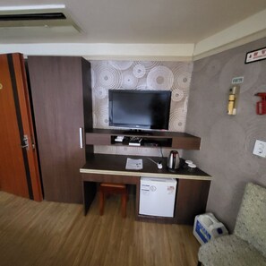 Quarto Twin Standard | Minibar, ferro/tábua de engomar 