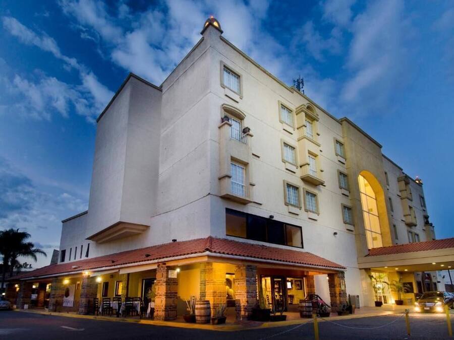 Hotel com pátio central, várias varandas e fachada tradicional.