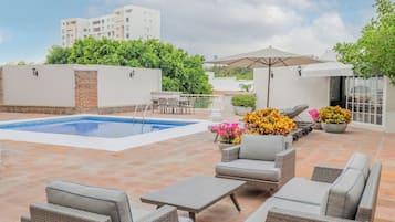 Piscina externa, espreguiçadeiras