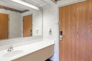 Uma combinação polibã/banheira, um secador de cabelo