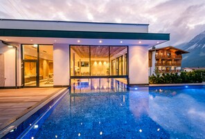 Piscina interna, piscina externa, funciona das 7h30 às 20h, guarda-sóis