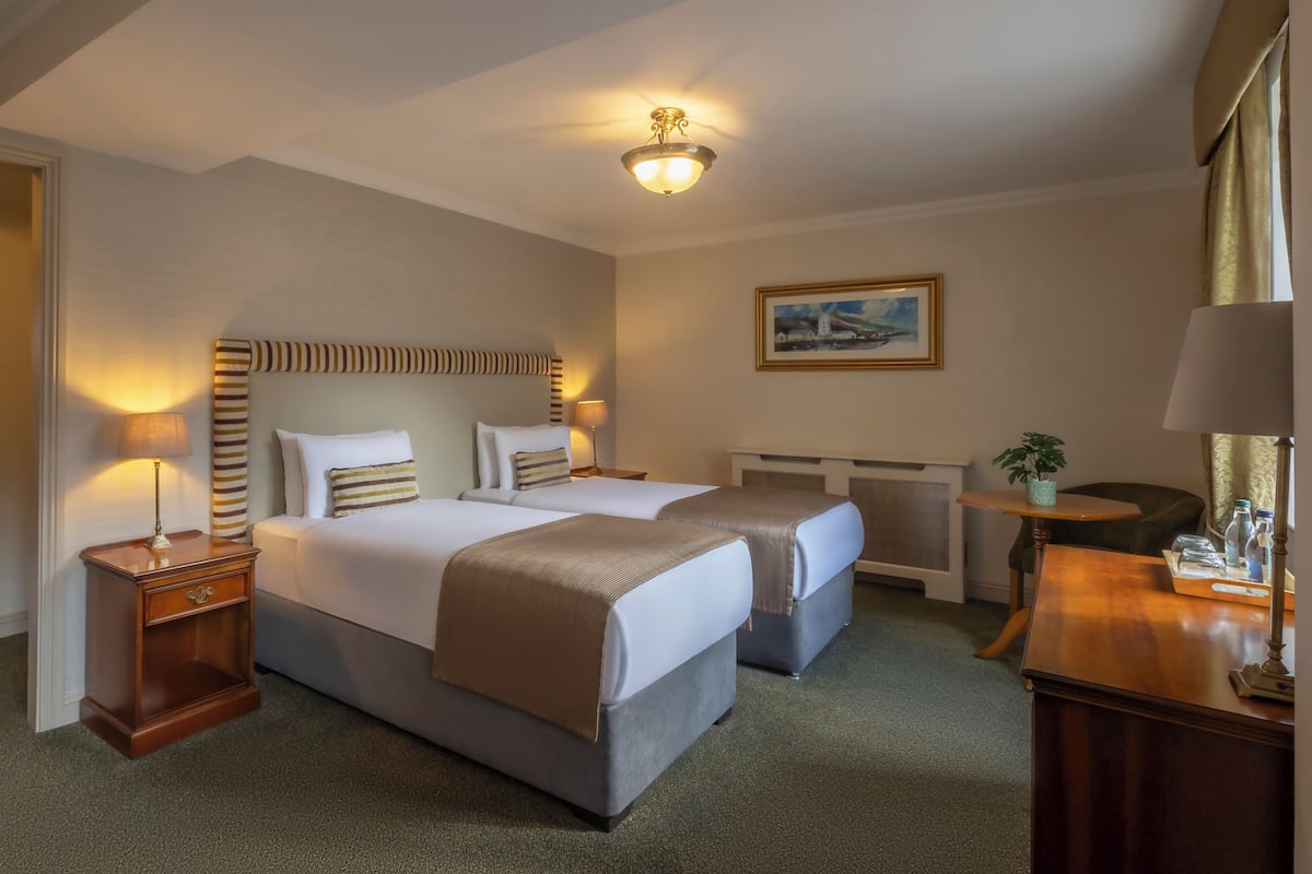 Roupas de cama premium, cofres nos quartos, escrivaninha