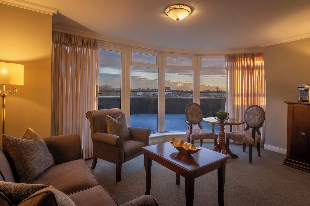 Suíte Luxury, Uma cama King | Área de estar | TV de tela plana 32 polegadas com canais via satélite