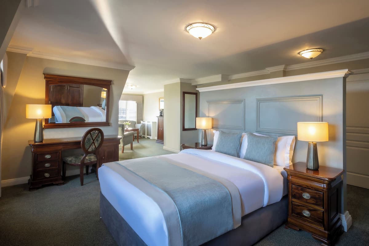 Suíte Luxury, Uma cama King | Roupas de cama premium, cofres nos quartos, escrivaninha