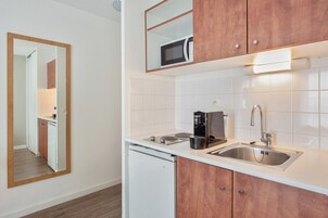 Geladeira, micro-ondas (mediante solicitação), cooktop