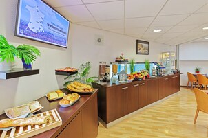 Café da manhã com buffet todos os dias (EUR 14 por pessoa) 