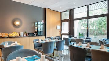 Pequeno-almoço tipo buffet diário (12 EUR por pessoa)