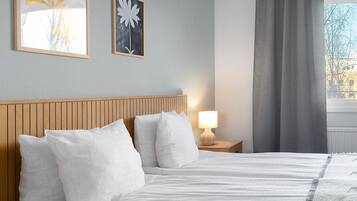 Quarto standard, 1 cama King, para não fumantes | Camas com colchões pillow-top, escrivaninha, cortinas blackout