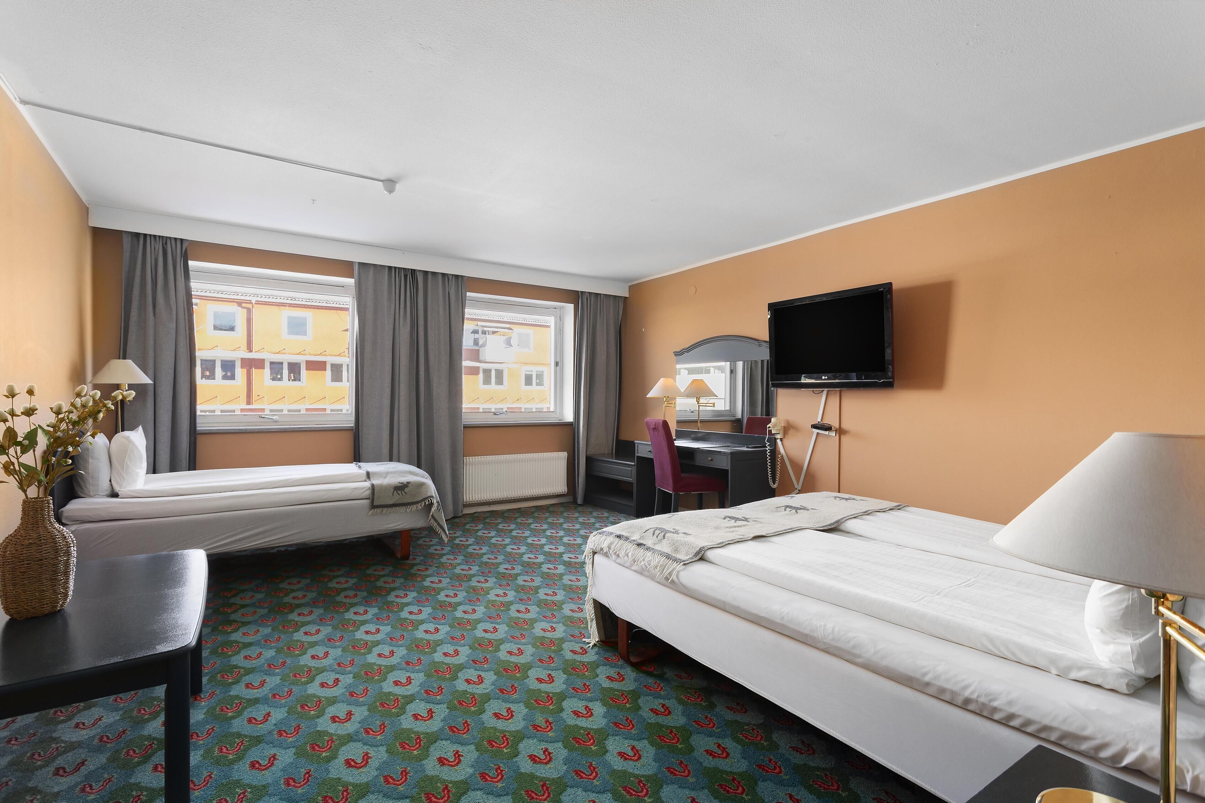 Quarto família, 3 camas de solteiro, para não fumantes | Camas com colchões pillow-top, escrivaninha, cortinas blackout