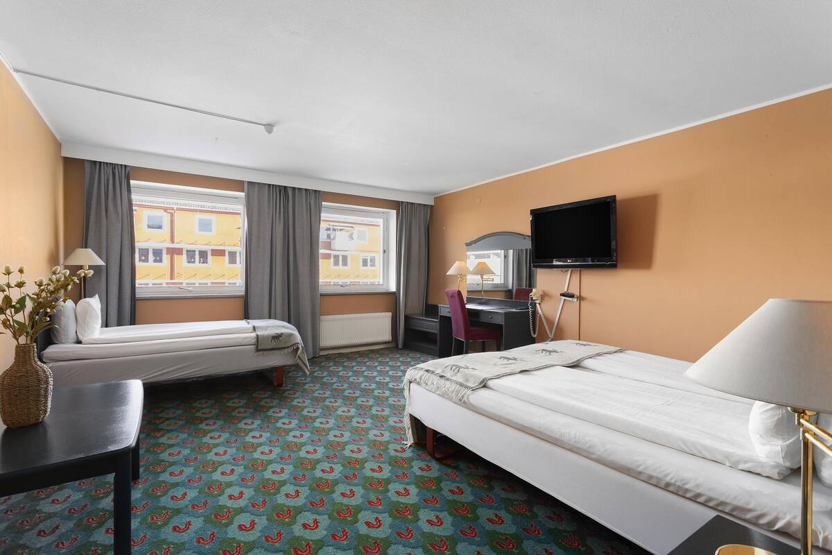 Quarto família, 3 camas de solteiro, para não fumantes | Camas com colchões pillow-top, escrivaninha, cortinas blackout