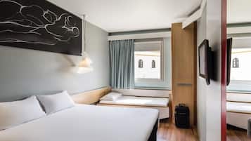 Quarto casal standard, várias camas | Escrivaninha, cortinas blackout, quartos à prova de som, berços grátis