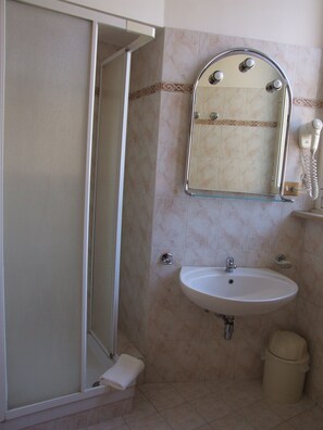 Quarto Individual | Casa de banho | Um polibã, artigos de higiene pessoal grátis, um secador de cabelo