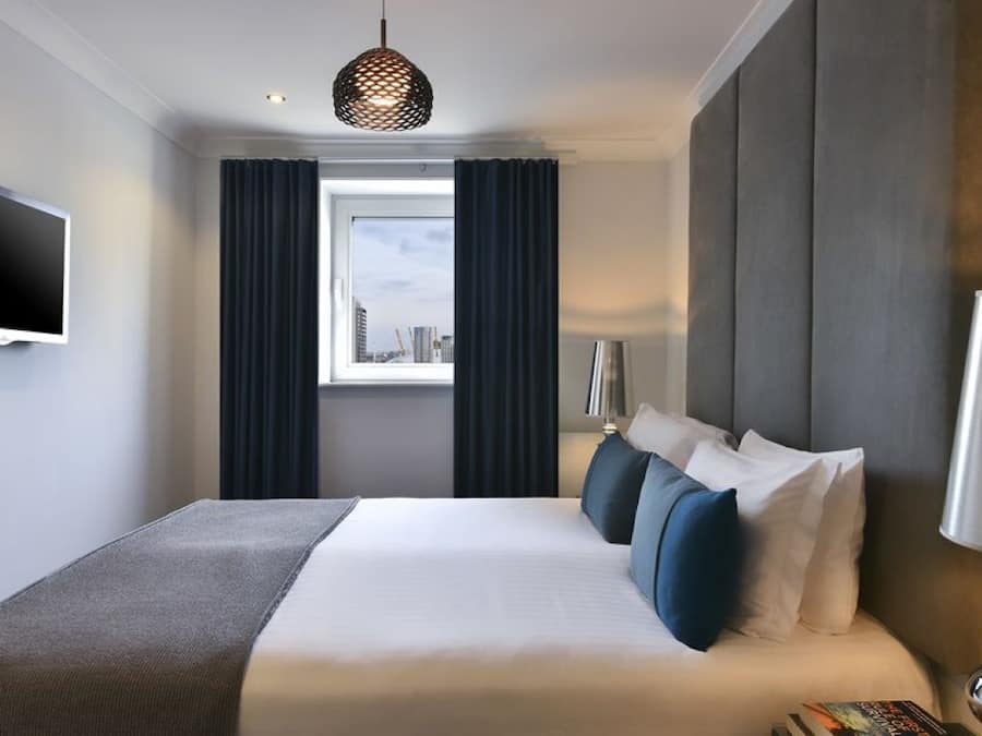 Apartamento luxo, 2 quartos | Roupas de cama antialérgicas, cofres nos quartos