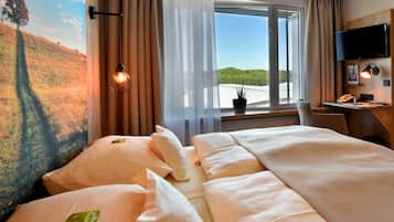 Quarto Duplo Deluxe, junto ao lago | Roupa de alta qualidade, minibar, cofre no quarto, secretária