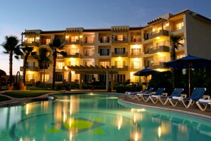 Piscina externa, guarda-sóis