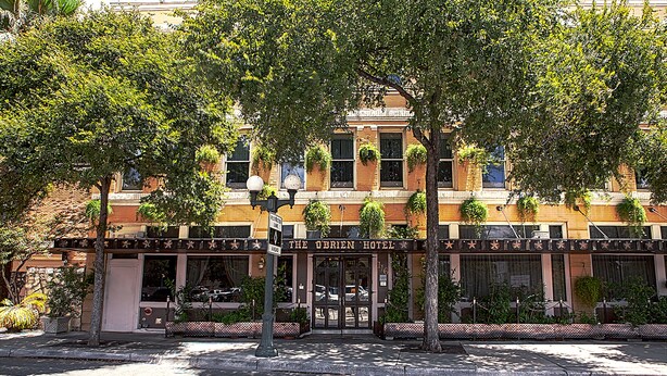 O Hotel Obren, com fachada clássica, janelas amplas e entrada imponente.