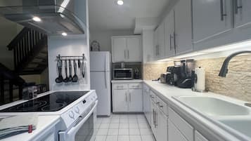 Penthouse Familiar | Cozinha privada | Um frigorífico, um micro-ondas, um forno, uma placa de cozinha