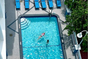 Piscina exterior, guarda-sóis, espreguiçadeiras 