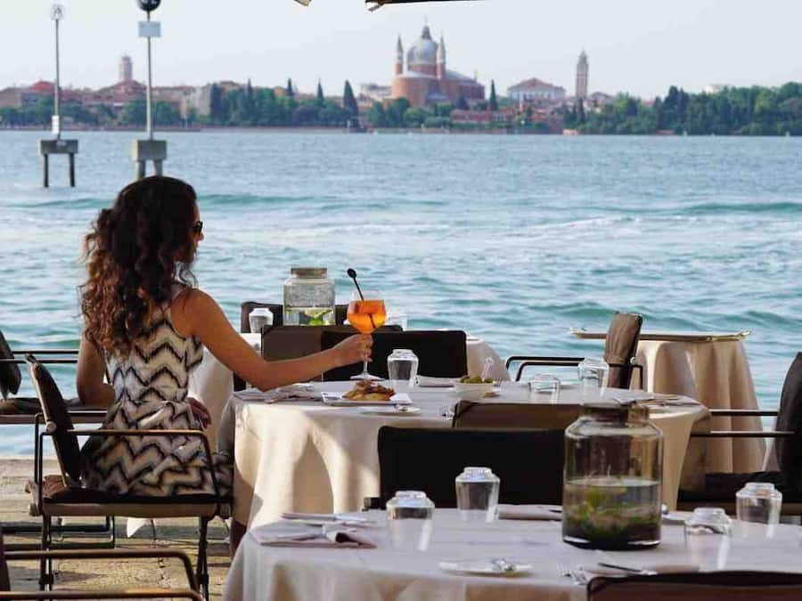 3 restaurantes, pequenos-almoços servidos, cozinha local