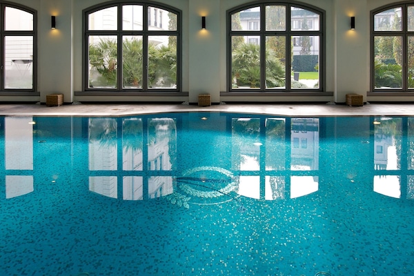 Piscina interior, da(s) 15:00 à(s) 21:00, espreguiçadeiras