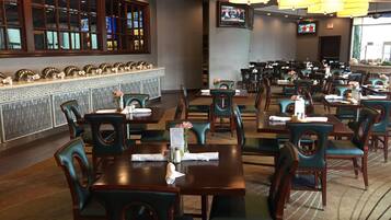 Pequeno-almoço completo diário (19.99 USD por pessoa)