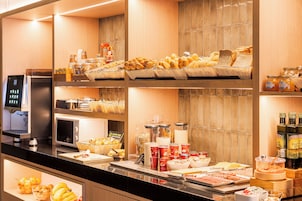 Café da manhã com buffet todos os dias mediante uma taxa